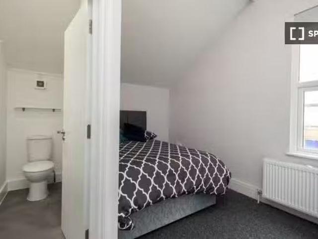 Room for rent in 7 bedroom apartment in Wimbledon, London
