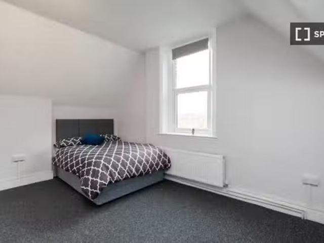 Room for rent in 7 bedroom apartment in Wimbledon, London