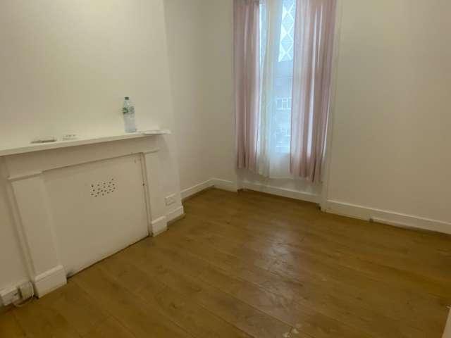 Room for rent in 7 bedroom house in West Kilburn, London