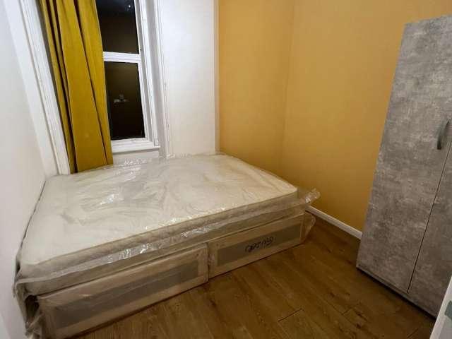 Room for rent in 7 bedroom house in West Kilburn, London