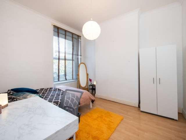 Room for rent in 7 bedroom house in Hilldrop Estate, London