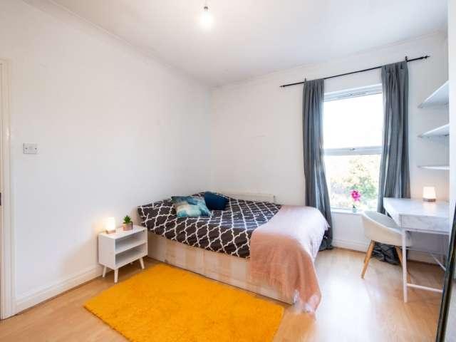 Room for rent in 7 bedroom house in Hilldrop Estate, London