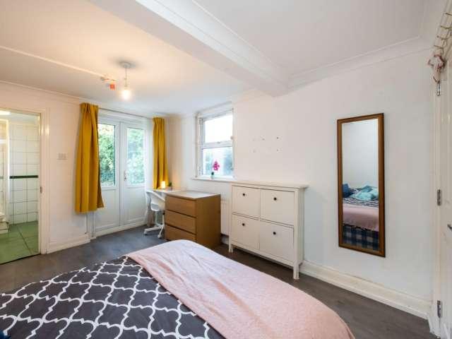 Room for rent in 7 bedroom house in Hilldrop Estate, London