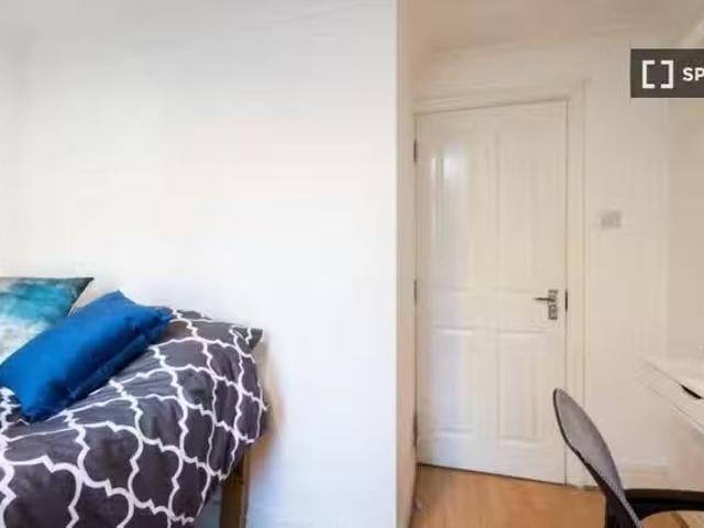 Room for rent in 7 bedroom house in Hilldrop Estate, London