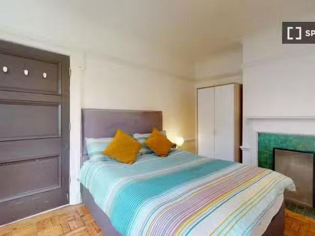Room for rent in 8 bedroom apartment in London, London