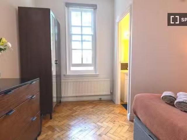 Room for rent in 8 bedroom apartment in London, London