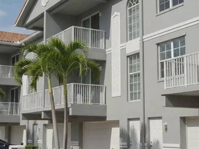 Room for rent large apartment