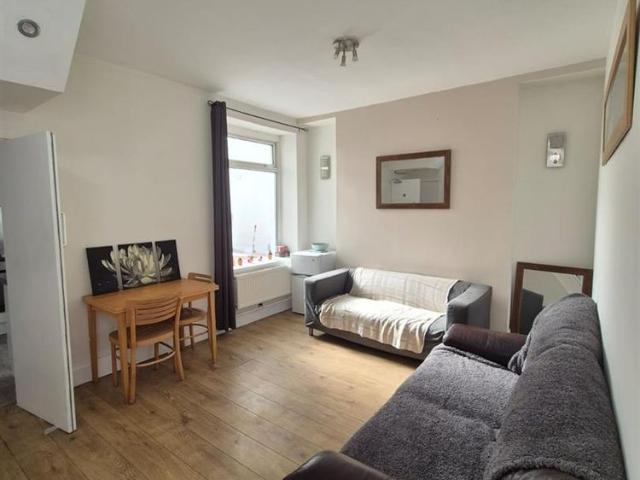 Room For Rent Queen Street CF37 1RW, Pontypridd