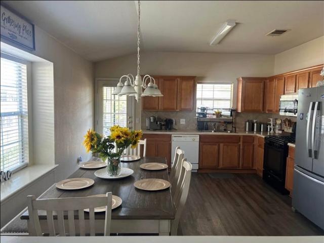 Room for Rent w/ Utilities, WiFi, Pool & Gym Acces