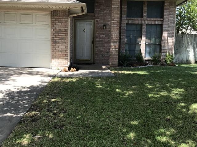 Room for rent with a pool/bathroom