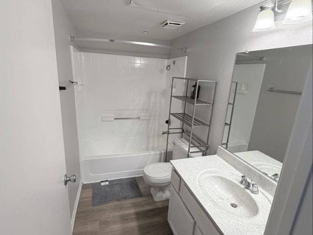Room for rent with bed and tv