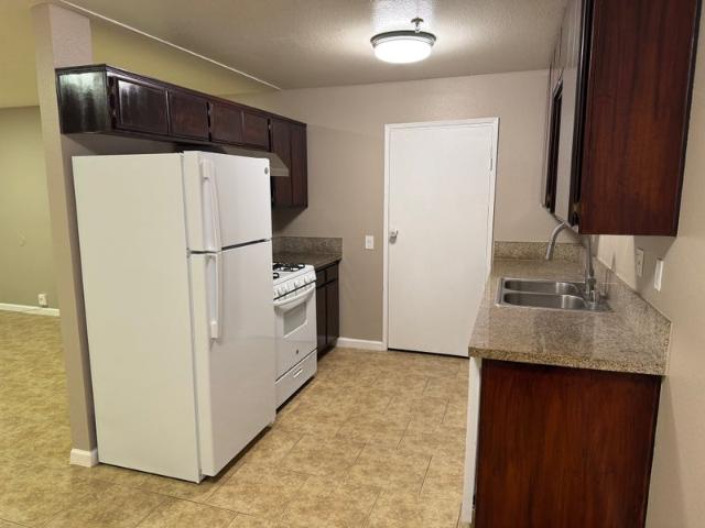 Room for Rent with Tile floorLaundryShared Utilit