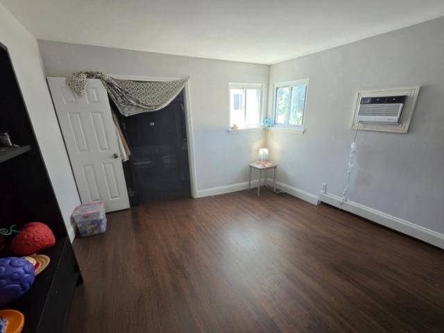 Room for rent w/private toilet in Glen Head
