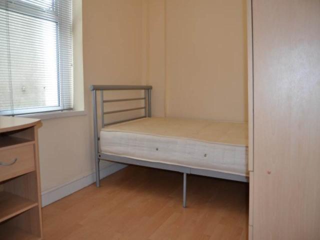 room in Mackintosh Place, Roath, Cardiff