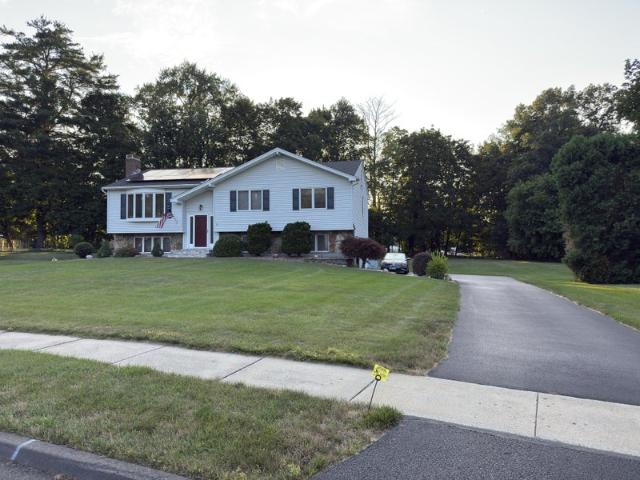 Room in Modern 3Bd/2Br SFH with Central Air & Pool