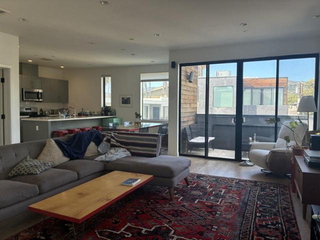 Room in Modern Apartment in East Hollywood
