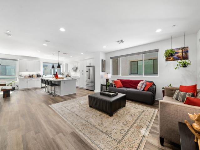 Room in modern home + respectful roommates in SFV