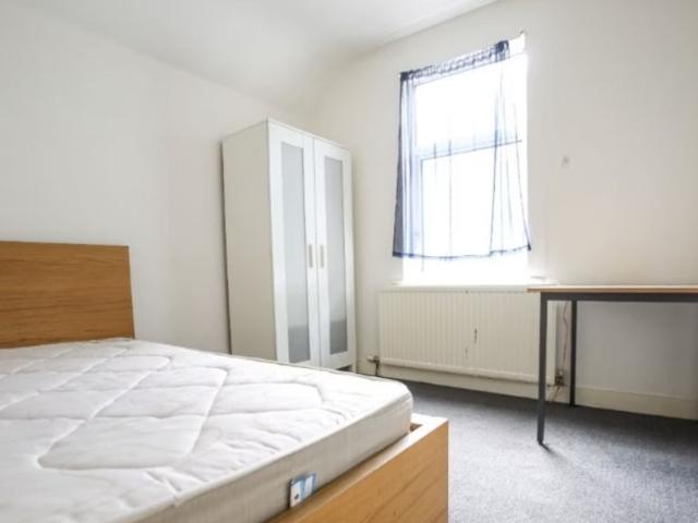 room in Northumberland Avenue, Room 4, Reading, RG2