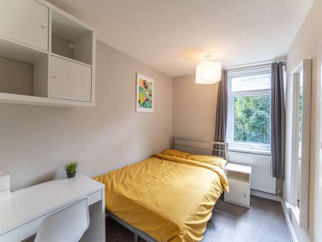 Room in a 4 bed house share in Poplar