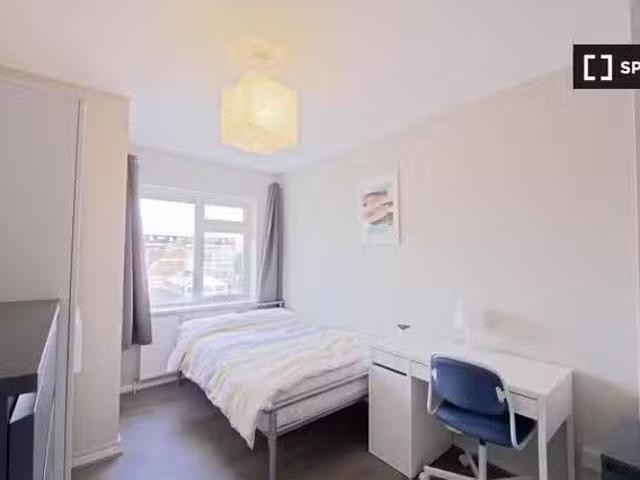 Room in a 4 bedroom houseshare in Shoreditch