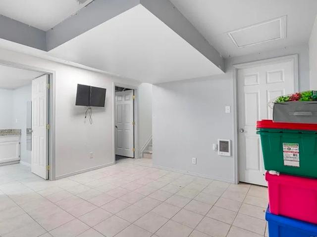 Room in a 4 bedroom 2.5 bathroom houses