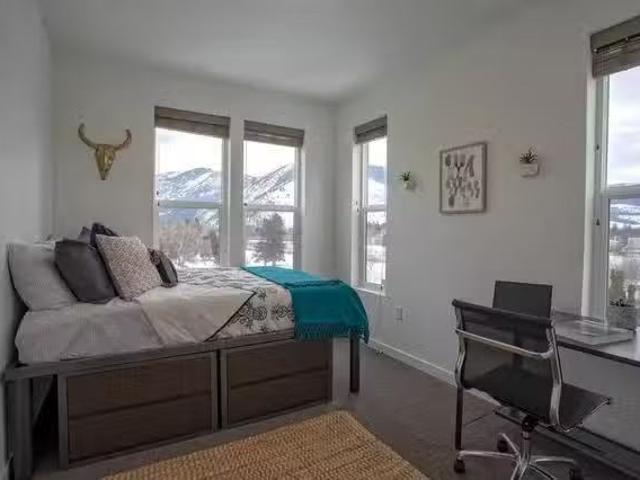 Room in a 4 Bedroom 4 Bathroom The Flathead