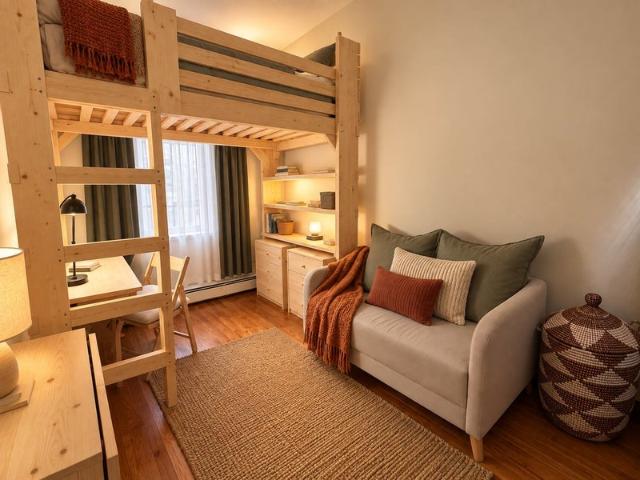 Room in a 5 Bedroom, 3 Bathroom