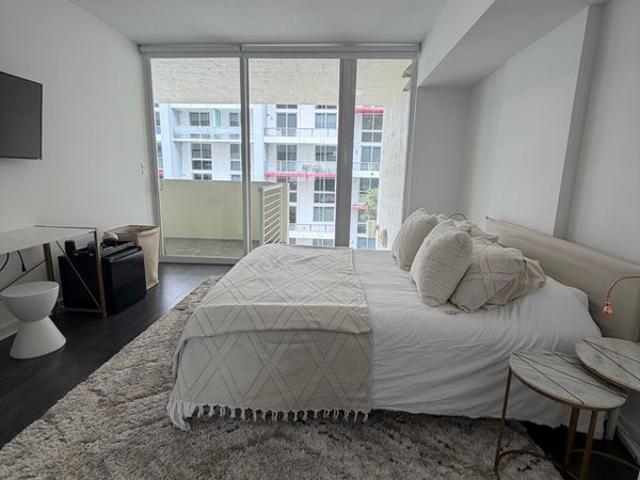 Room in a hear of Brickell with balcony