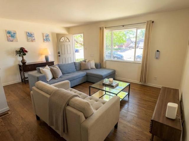 Room in a large shared homegreat neighborhoodfrie