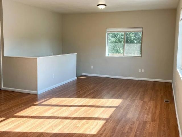 Room in a large shared homegreat neighborhoodfrie