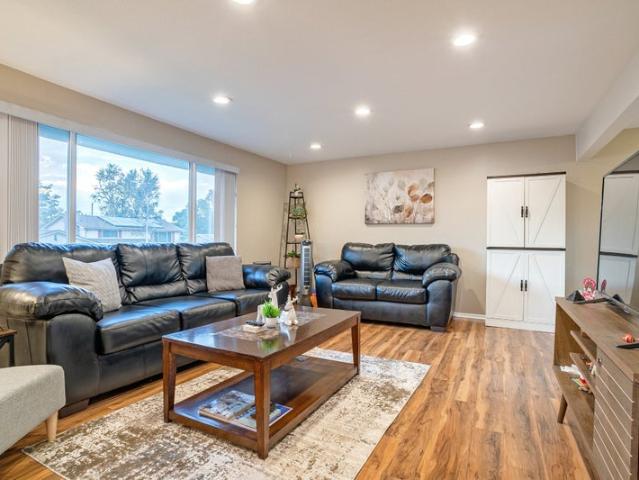 Room in a large shared homegreat neighborhoodfrie
