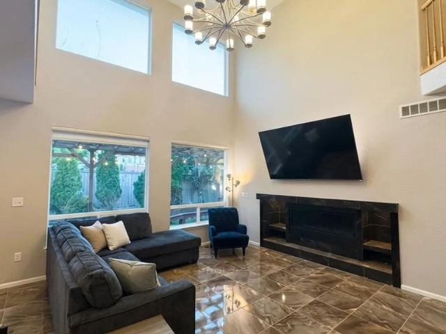 Room in a large shared homegreat neighborhoodfrie