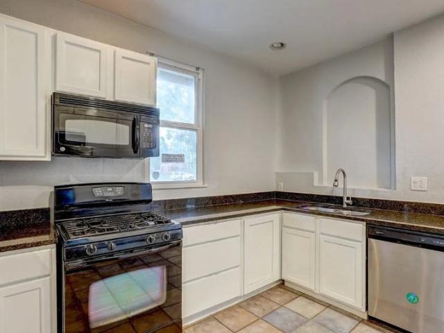 Room in a large shared homegreat neighborhoodfrie