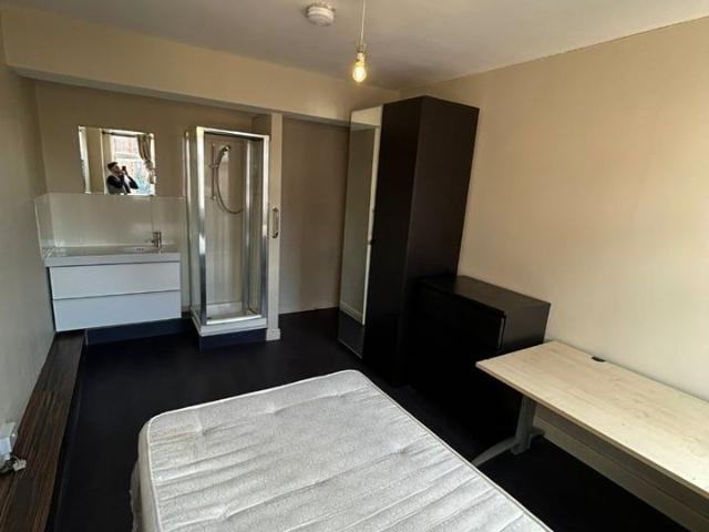 Room in a Shared Flat, Corporation Street, CV1
