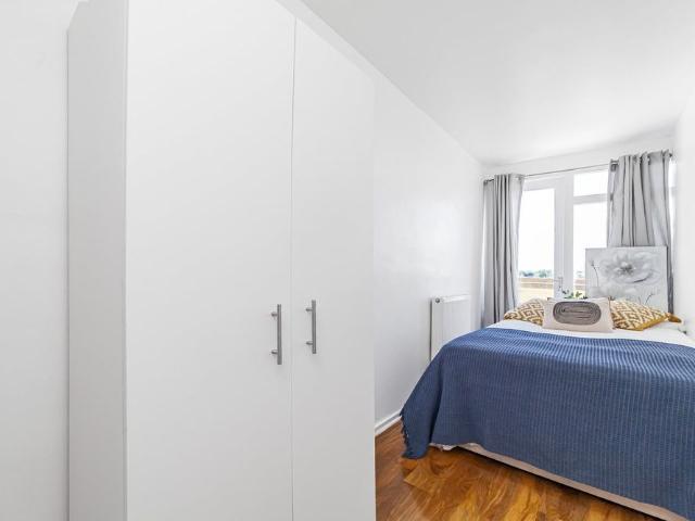 Room in a Shared Flat, Charcot House, SW15