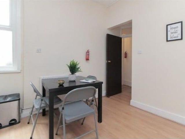 Room in a Shared Flat, Chatworth Gardens, W3