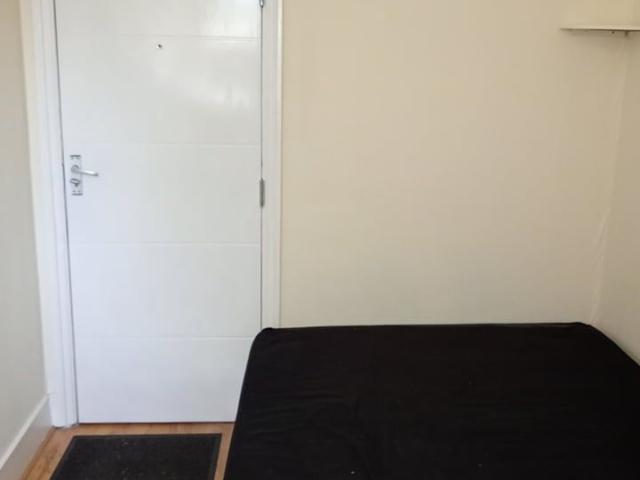Room in a Shared Flat, Chiswick High Road, W4