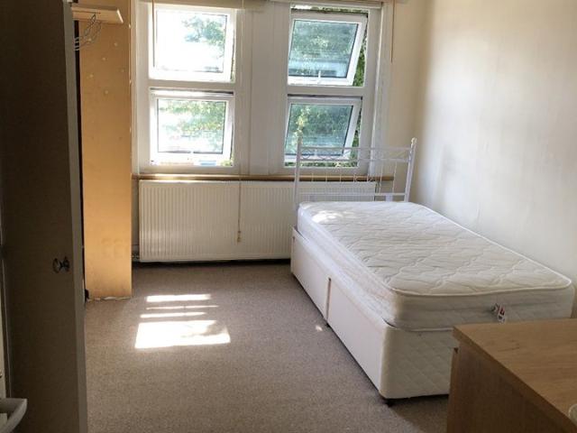 Room in a Shared Flat, Cyprus Road, N3