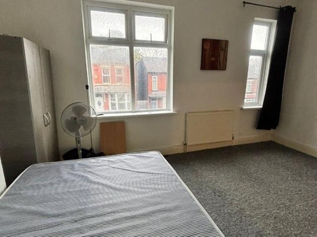 Room in a Shared Flat, Ashley Lane, M9