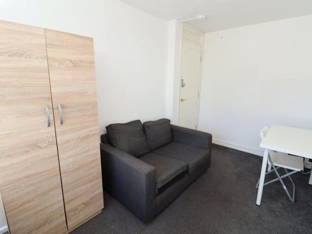 Room in a Shared Flat, Bakersfield, N7