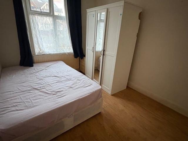 Room in a Shared Flat, Beehive Lane, IG4