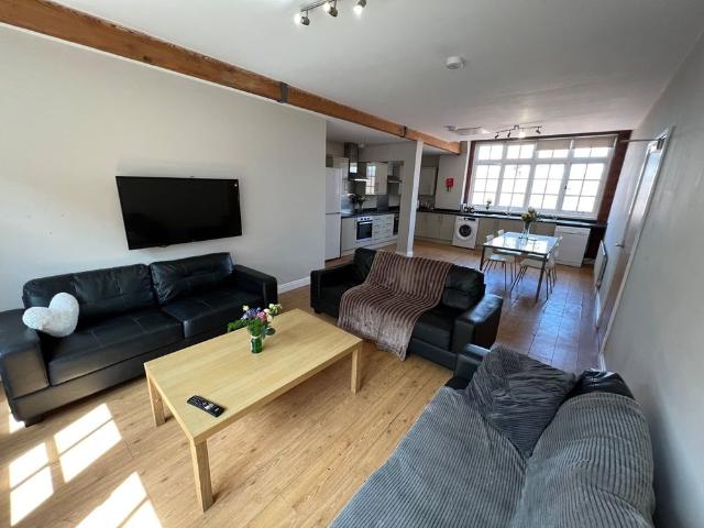 Room in a Shared Flat, Bells Square, S1