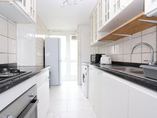 Room in a Shared Flat, Gaydon House, W2