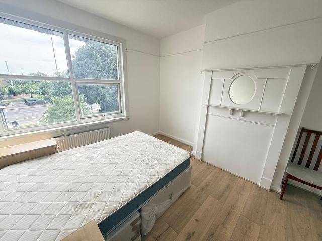 Room in a Shared Flat, Great West Road, TW5