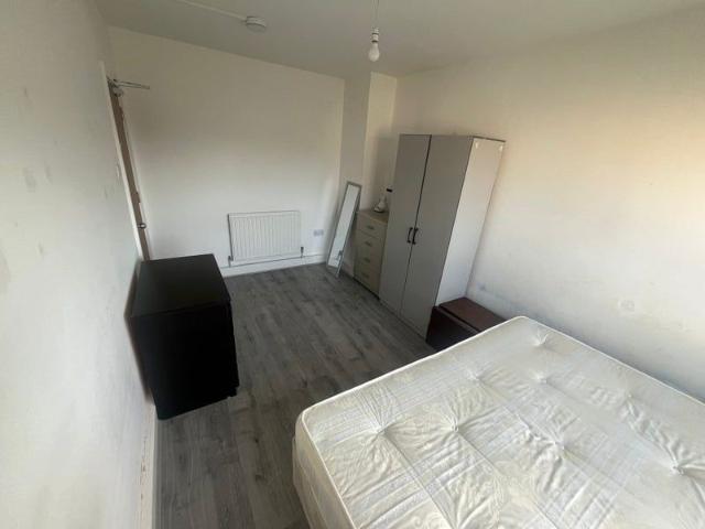 Room in a Shared Flat, Grove Hill Road, HA1