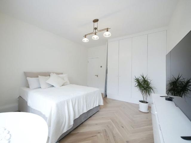 Room in a Shared Flat, Darling Row, E1