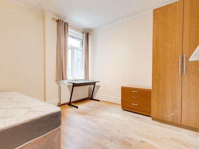 Room in a Shared Flat, Durnsford Road, SW19