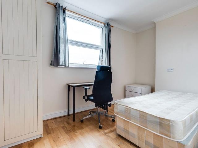 Room in a Shared Flat, Durnsford Road, SW19