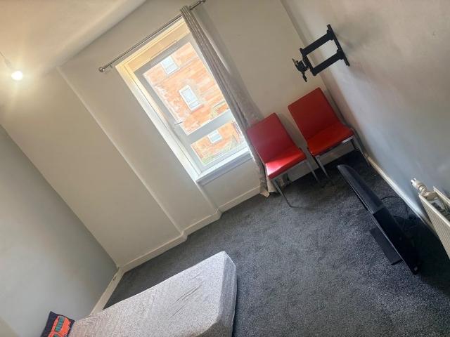 Room in a Shared Flat, Earl St, G14