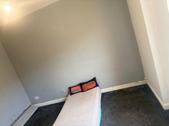 Room in a Shared Flat, Earl St, G14